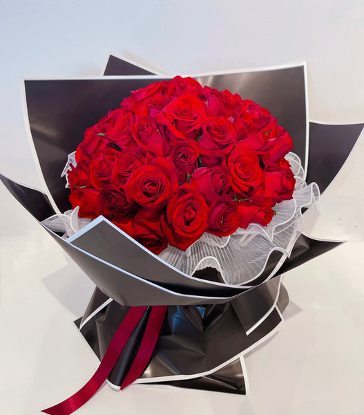 En Masse of Red Roses – withflowers